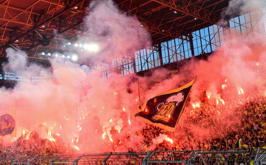 La UEFA sanciona a Borussia Dortmund por sus Ultras